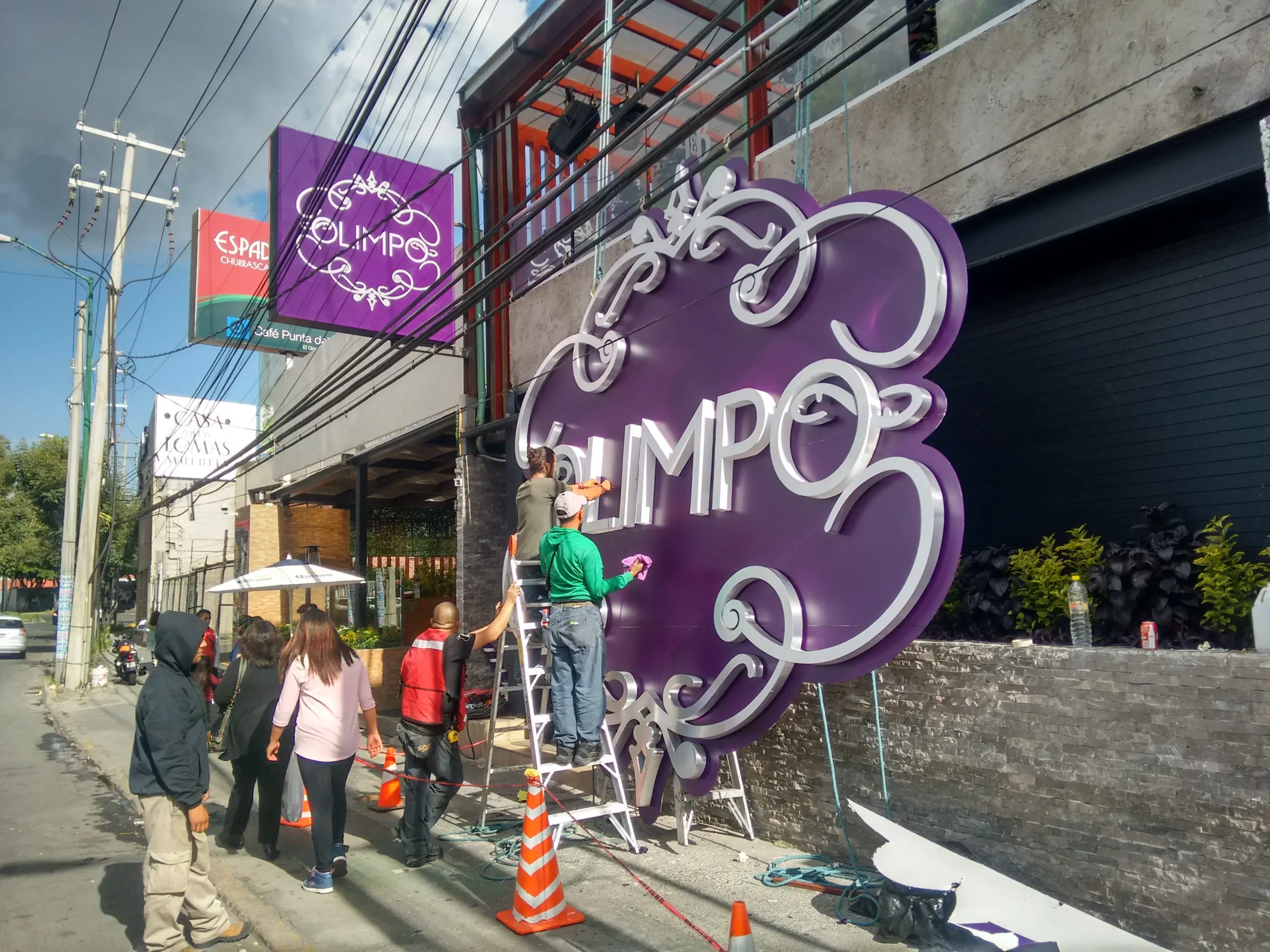 Instalación de Letreros Luminosos: Expertos en Montaje en México